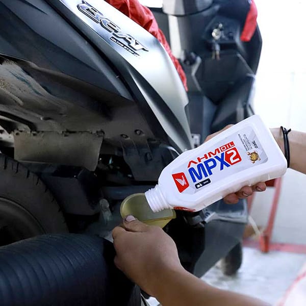 Kapan Seharusnya Kita Melakukan Penggantian Oli Motor?