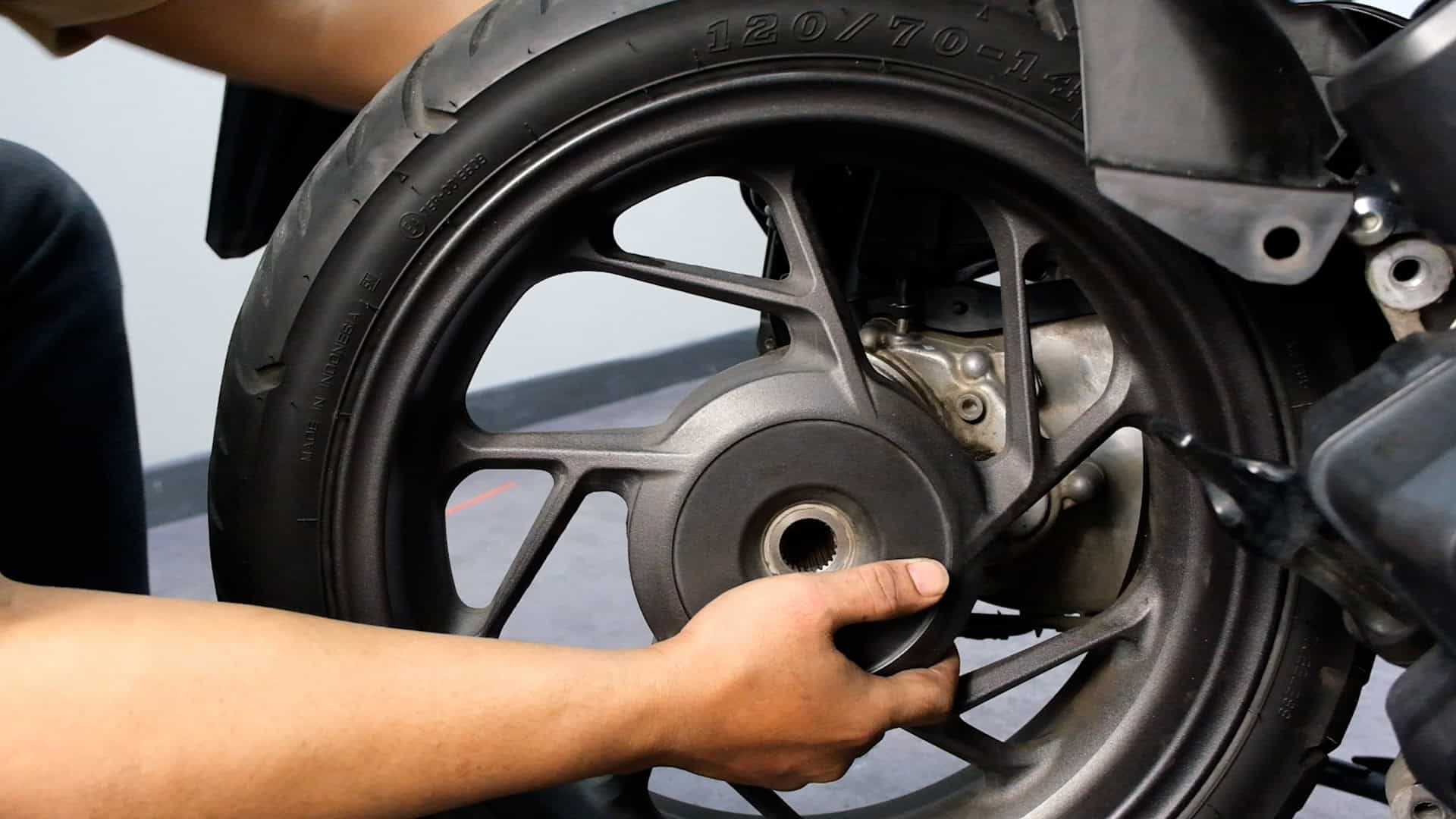 Penyebab Roda Sepeda Motor Tidak Sejajar atau Center